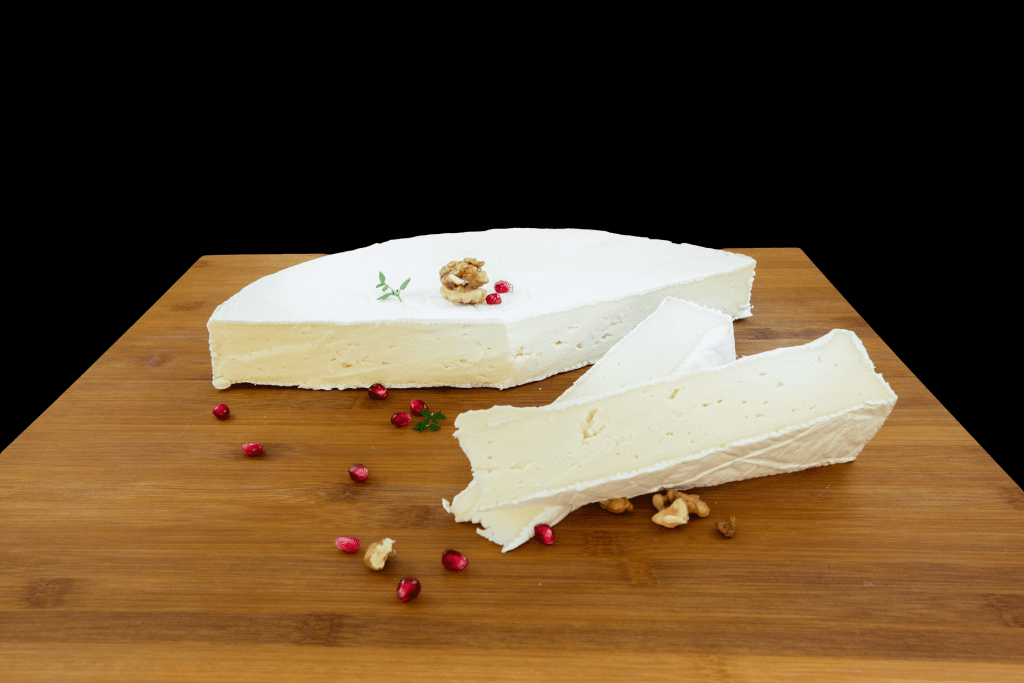 Francuski ser Brie - Delikatny pleśniowy ser Francuski Francuski ser Brie - Delikatny pleśniowy ser Francuski
